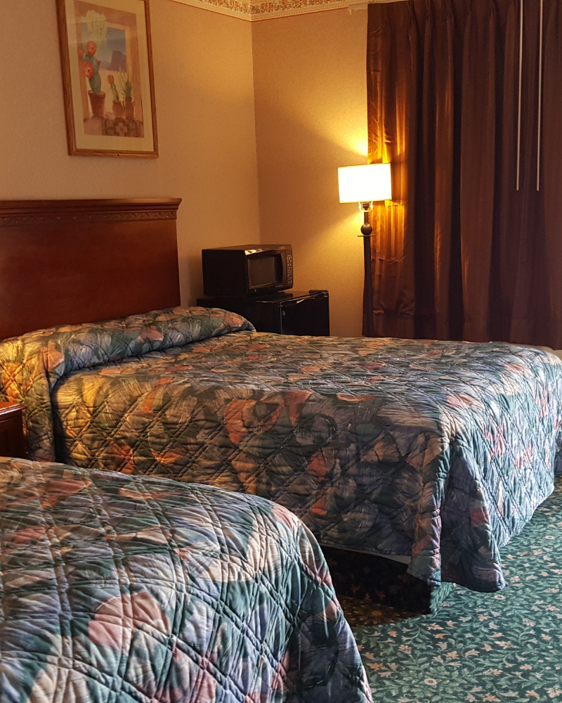 English Village Inn Wichita
